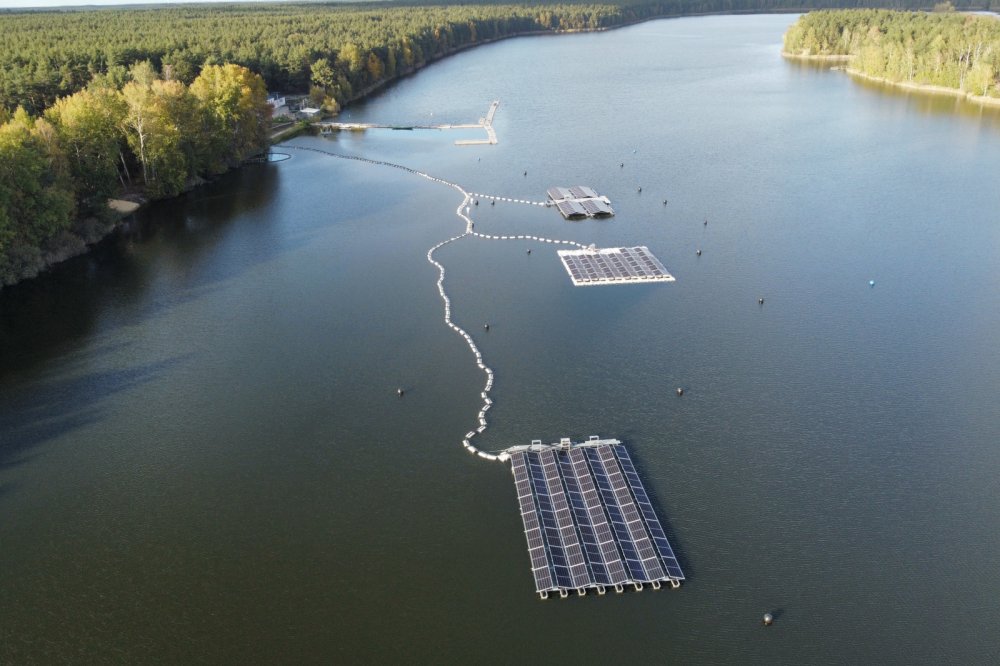 RWE prueba una sistema solar flotante en un lago artificial alemán