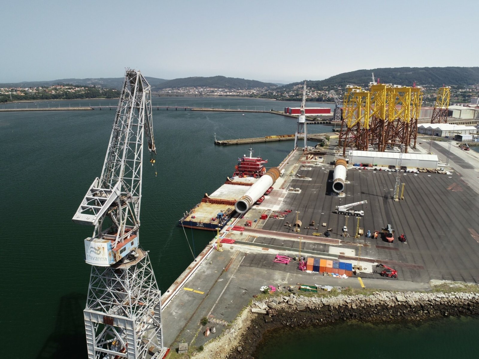 Navantia y Windar cargan los primeros monopiles rumbo a Escocia