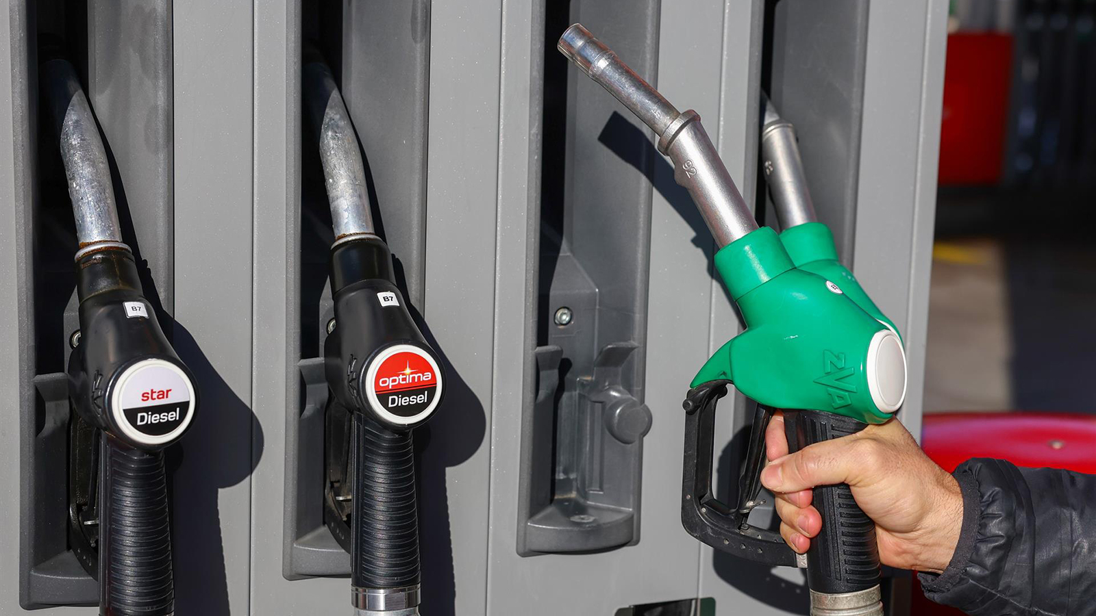 El precio de los carburantes retoma los descensos y el diésel baja de ...