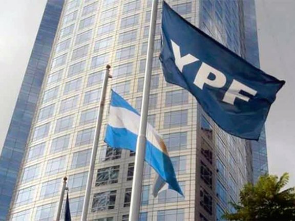La Justicia de Estados Unidos ordena a Argentina a entregar el 51% de YPF a dos fondos